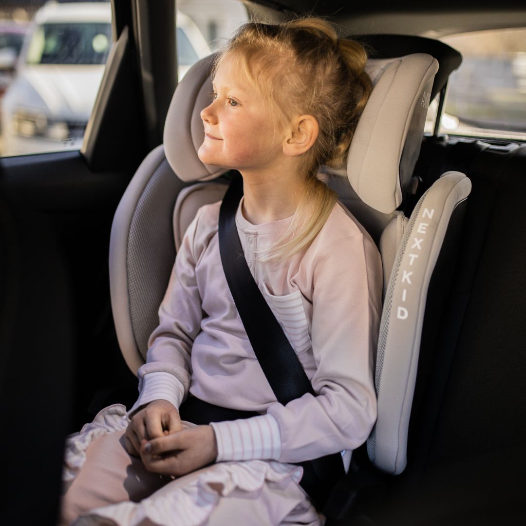 Köp Axkid Nextkid Cloud Grey framåtvänd bilstol Pyret & Snäckan